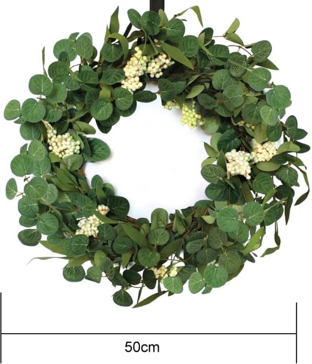 Deze krans is gemaakt van eucalyptus- en wilgenbladeren en is tevens versierd met... | bol