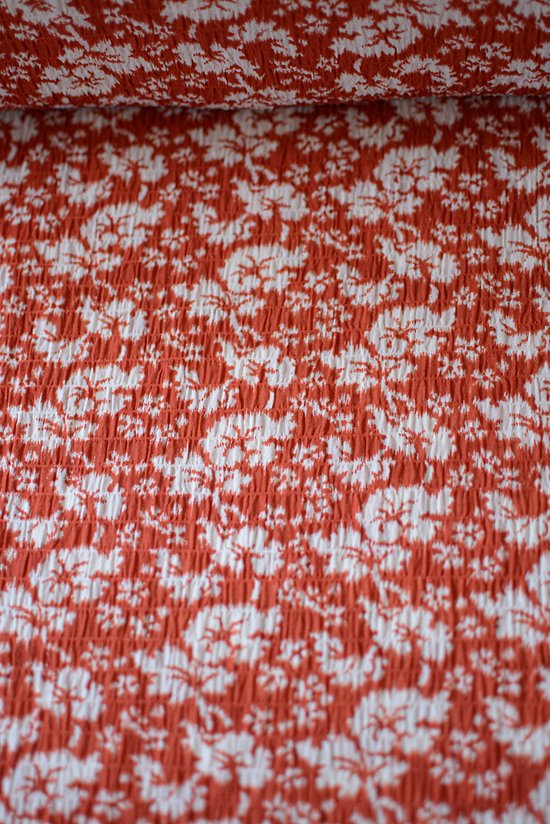 Soepele voile stof bruinrood met bloemetjes en textuur 1 meter ...