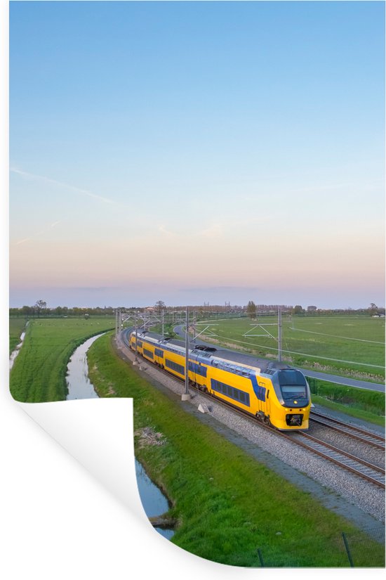 Muurstickers - Sticker Folie - Een trein rijdt door een landschap ...