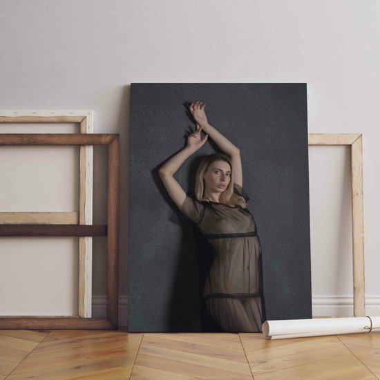 Jong mooi meisje naakt poseren in de studio, staande in zwarte transparante jurk -... | bol