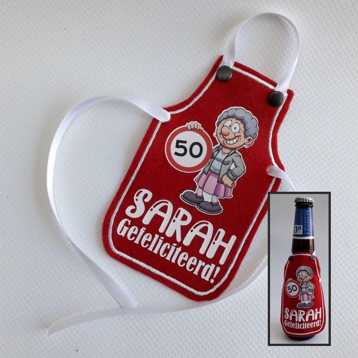 Rood schortje voor bierfles met "Sarah Gefeliciteerd!" - biertje ...