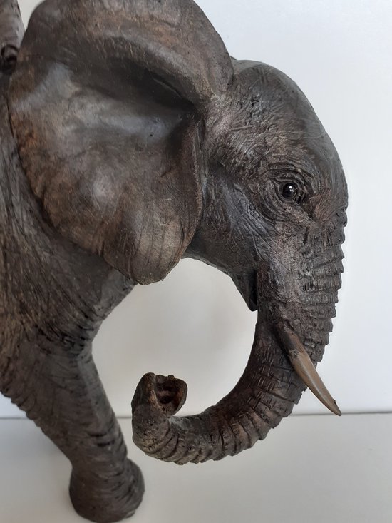 Olifanten beeld grote olifant met kind die haasje over speelt van ...