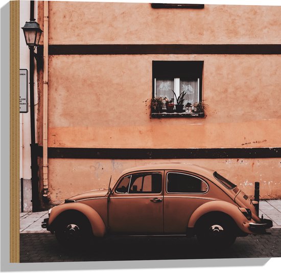 WallClassics - Hout - Oude Kever Auto bij Gebouw - 50x50 cm - 12 mm dik ...