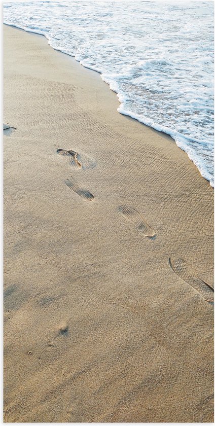 WallClassics - Poster (Mat) - Voetstapjes in het Zand op Strand ...