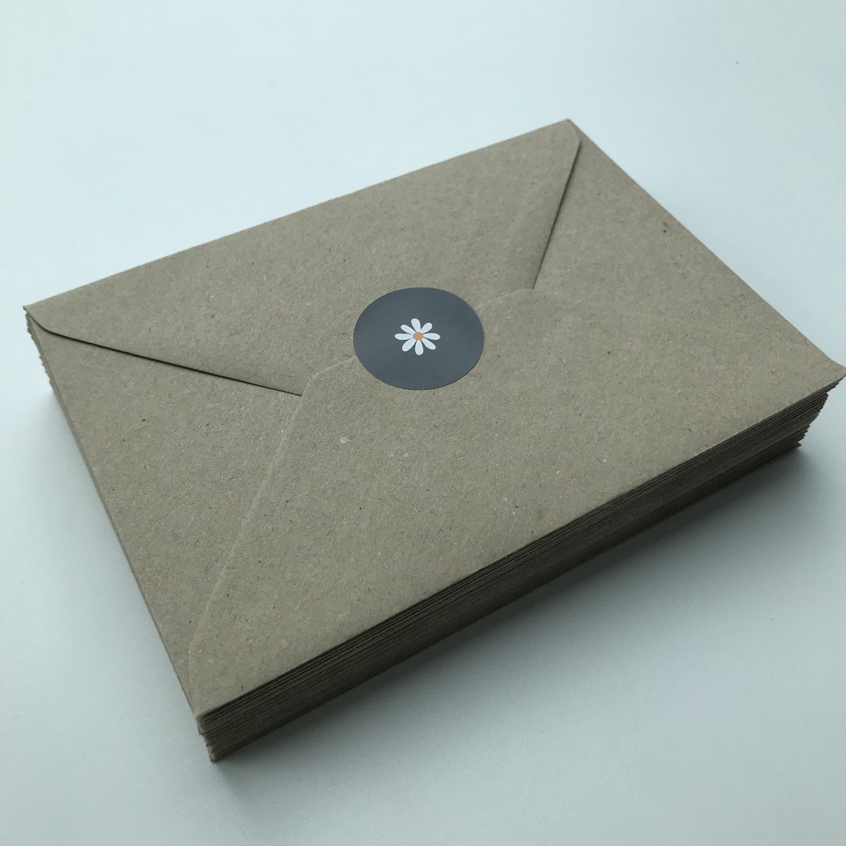 200 Kraft enveloppen + sluitstickers - formaat C6 11,4 x 16,2 cm | bol.com