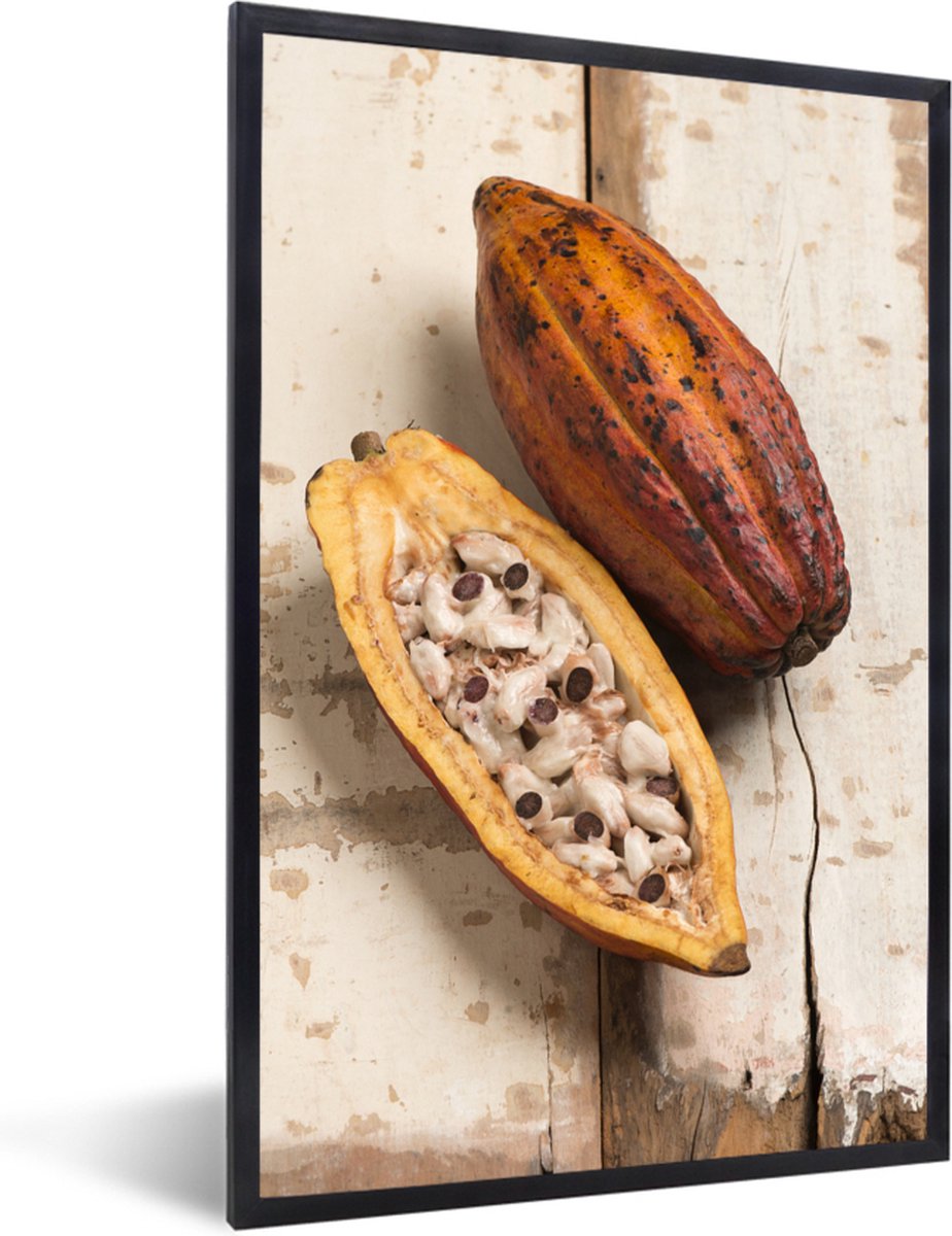 Fotolijst incl. Poster - Tropische cacaobonen op een houten achtergrond ...