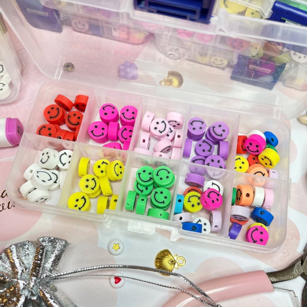Polymeer Smiley kralen box met polymeer smiley kralen - Smiley ...
