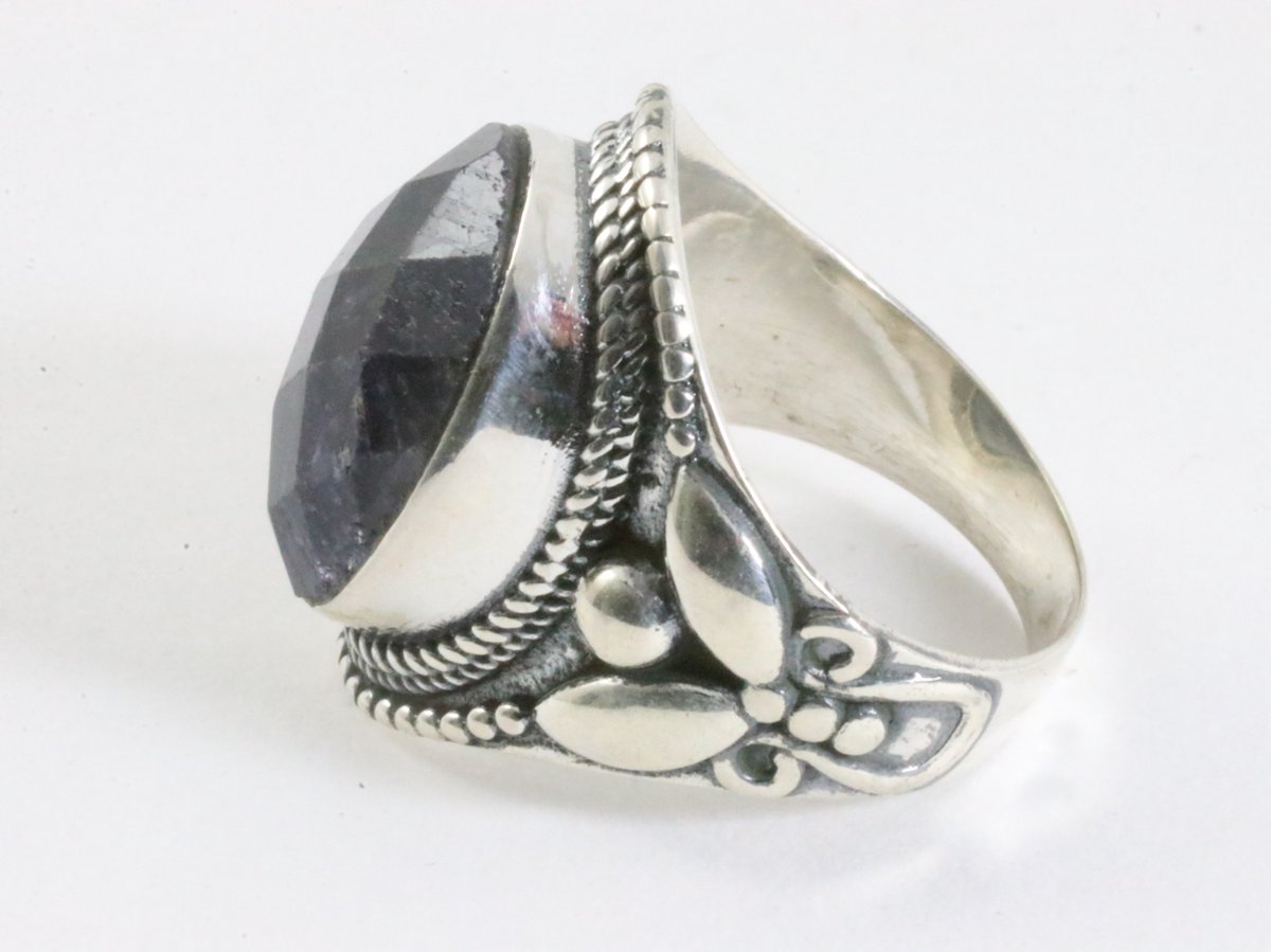 Zware bewerkte zilveren ring met gefacetteerde lapis lazuli - maat 18 | bol