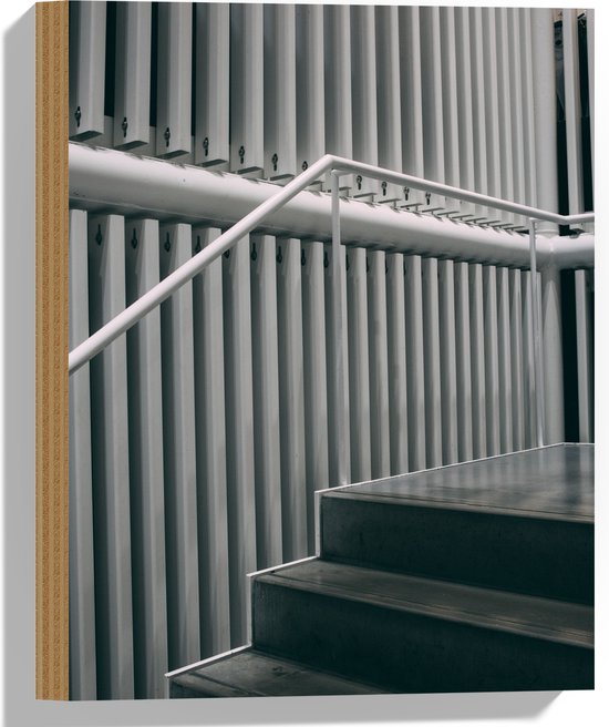 Hout - Metalen Trap met Witte Leuning langs Gestreepte Muur - 30x40 cm ...