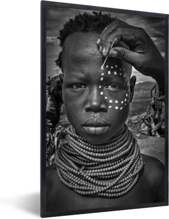 Fotolijst incl. Poster - Painting the face of a karo tribe girl (Omo ...