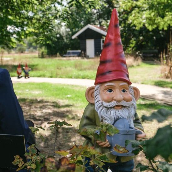 Tuinkabouter met gieter in zijn handen 30 cm hoog | bol