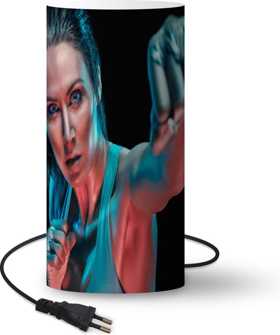 Lamp - Nachtlampje - Tafellamp slaapkamer - Een blanke vrouw staat als ...