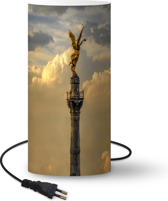 Lampe Engel - Statue d'un Engel dans un champ de nuages de couleur ...