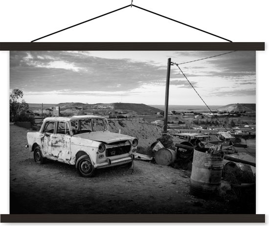 Een vernielde auto - zwart wit | bol.com