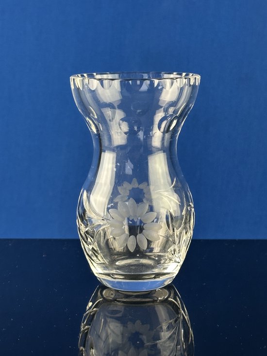 Prachtig helder kristallen vaasje versierd met mat geslepen bloemen ...