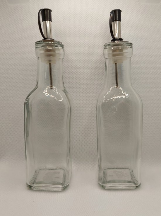 Glazen Olie en Azijn fles met een geel glazen en een groen glazen ...