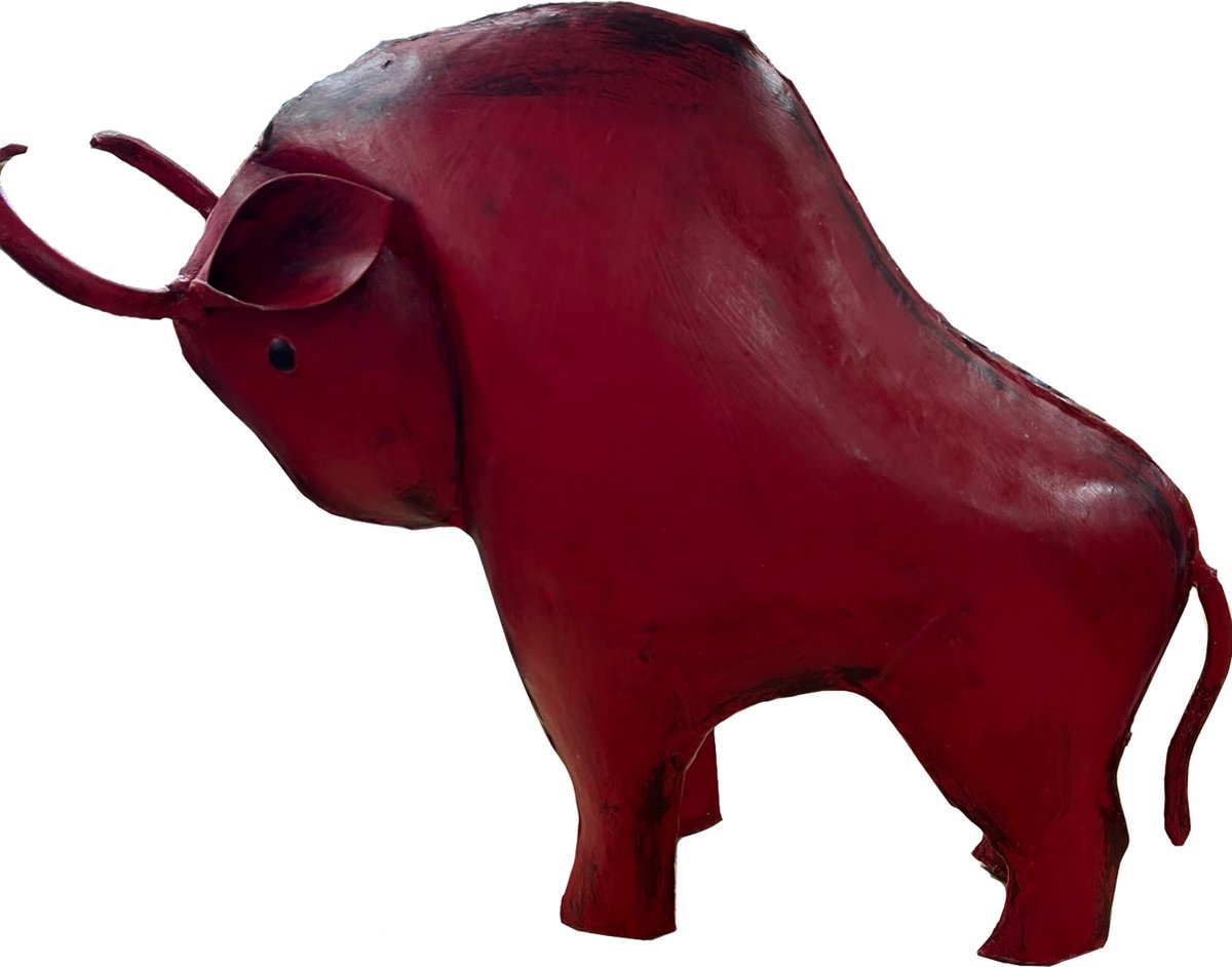 Beeld van een stoere rode metalen stier | bol.com