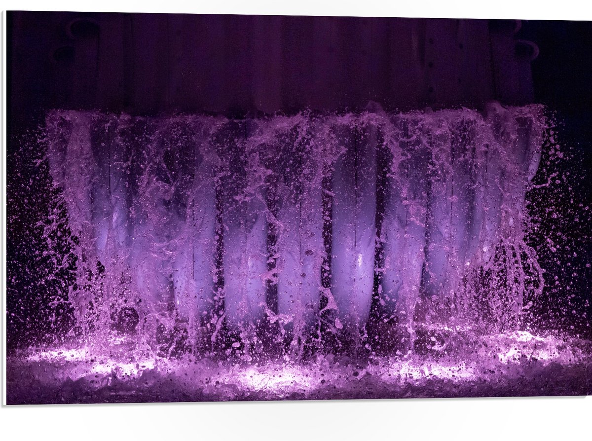 PVC Schuimplaat- Paars Klotsend Water vanuit Houten Bak - 75x50 cm Foto ...