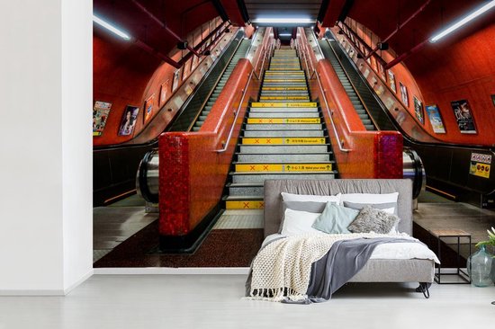 Behang - Fotobehang - Rood metrostation in Hong Kong - Breedte 330 cm x ...