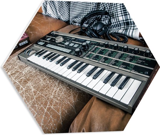 PVC Schuimplaat Hexagon - Oud Keyboard op Bruine Leren Bank - 50x43.5 ...