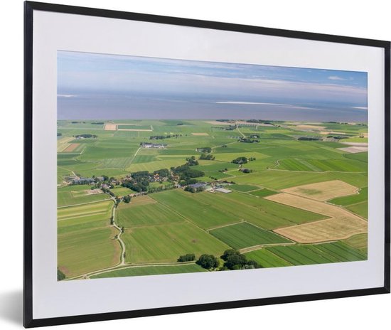 Fotolijst incl. Poster - Een luchtfoto van het Friese platteland bij de Noordzee -... | bol.com