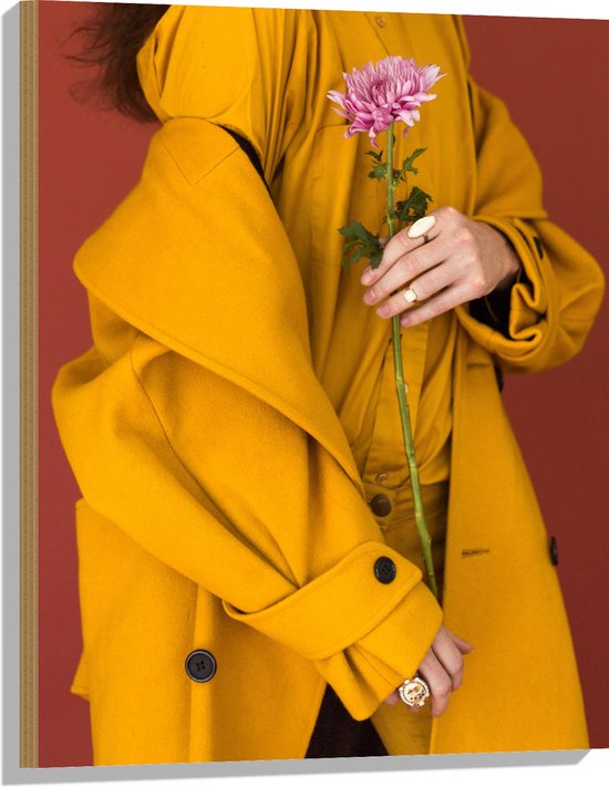 Hout - Vrouw in Gele Jas met Roze Bloem - 60x80 cm - 9 mm dik - Foto op ...