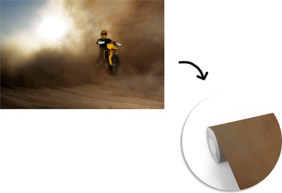 Behang - Fotobehang Een man op een gele motor in een stofwolk - Breedte ...