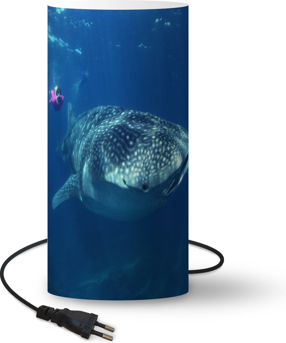 Lampe Requin Baleine - Un requin baleine avec plongeur - 33 cm de haut ...