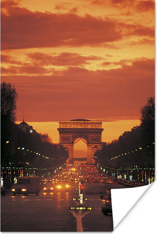 Un ciel orange vif à travers le coucher de soleil à l'Arc de Triomphe ...