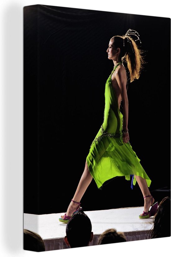 Canvas Schilderij Model in een groene jurk op de catwalk - 60x80 cm ...