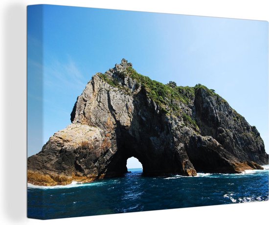 Canvas schilderij 140x90 cm - Wanddecoratie Prachtige rots in het water bij de Bay of... | bol