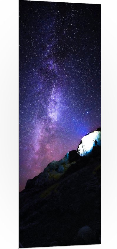 PVC Schuimplaat- Kleine Man op Berg onder Blauw met Paarse Sterrenhemel ...