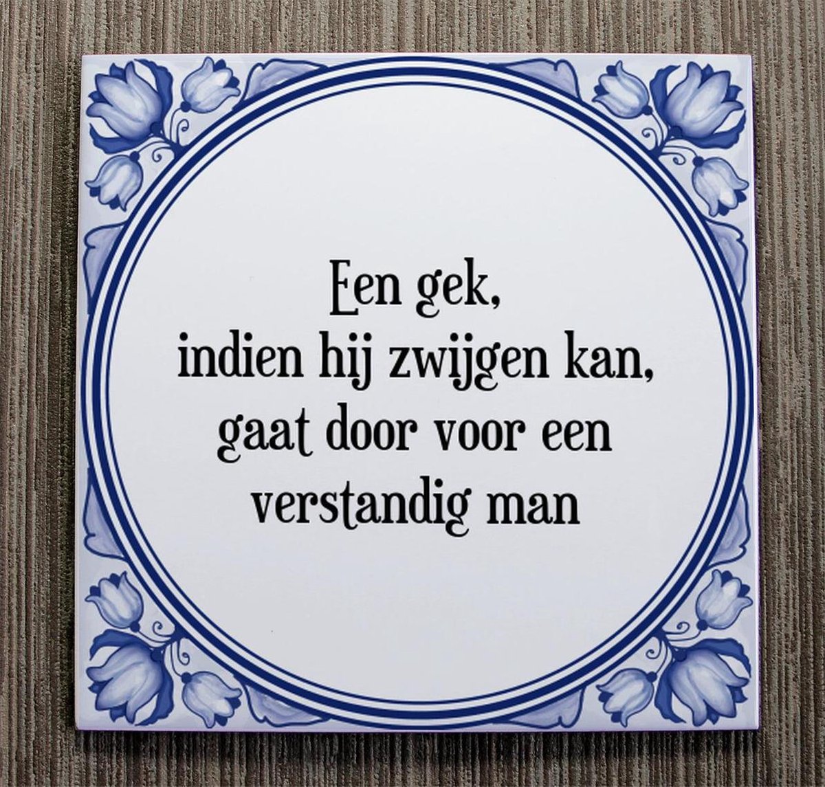 Tegeltje met Spreuk (Tegeltjeswijsheid): Een gek, indien hij zwijgen kan, gaat door... | bol.com