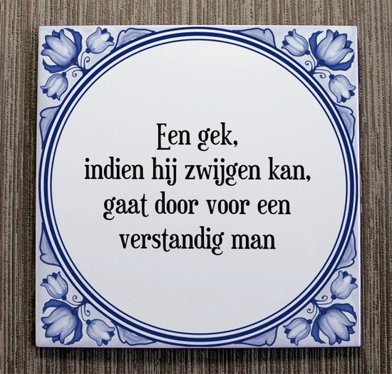 Tegeltje met Spreuk (Tegeltjeswijsheid): Een gek, indien hij zwijgen kan, gaat door... | bol