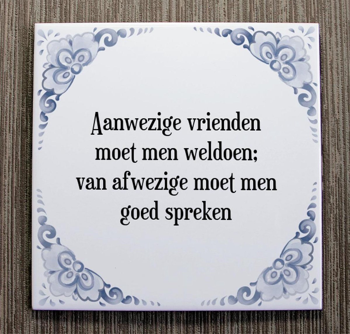 Tegeltje met Spreuk (Tegeltjeswijsheid): Aanwezige vrienden moet men weldoen; van... | bol.com