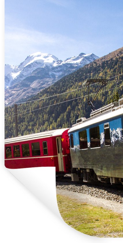 Een rode trein in de bergen Aluminium | bol.com