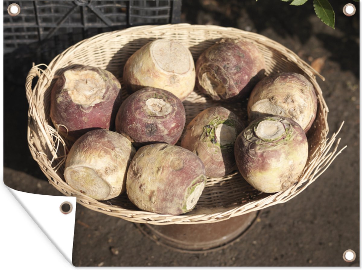 Muurdecoratie buiten Ongeschilde koolrapen in een gevlochten mand ...