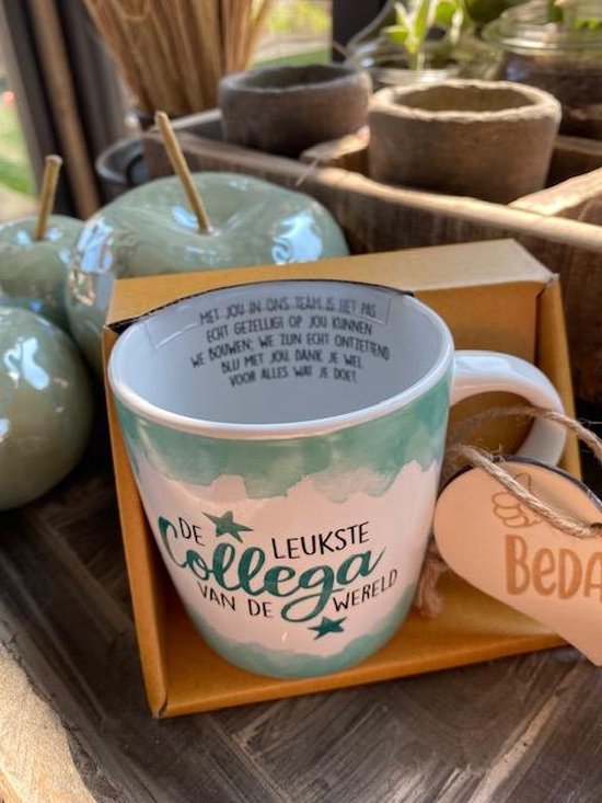 Mok met de tekst De leukste collega van de wereld + houten hartje Bedankt / cadeau /... | bol
