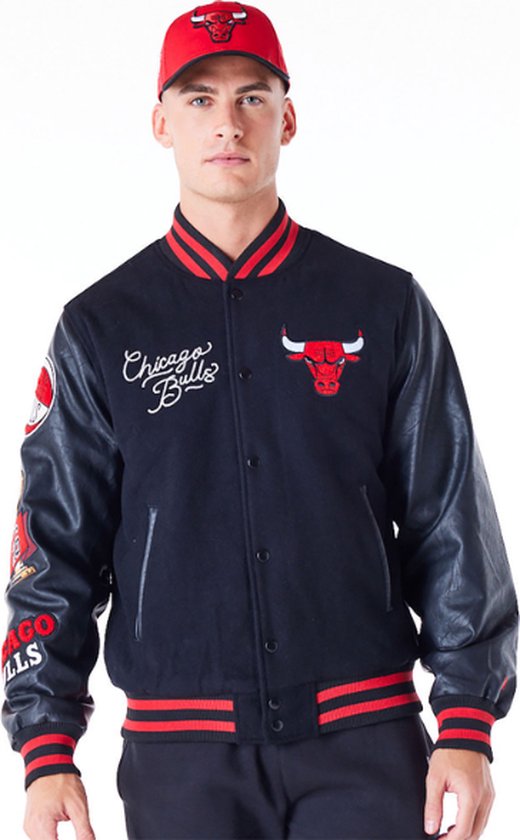 New Era - Chicago Bulls - NBA Patch Black and Red Varsity Jacket | bol