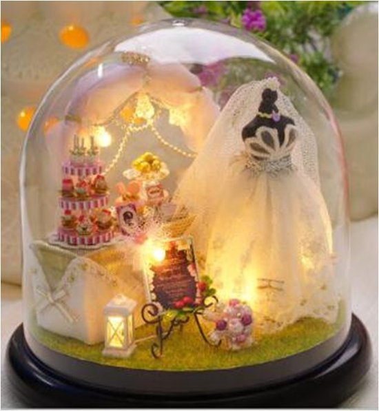 Miniatuurhuisje - bouwpakket - Miniature scene onder stulp - love is ...