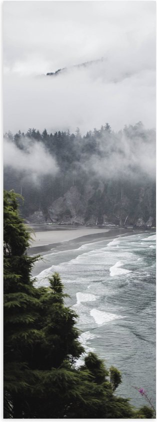 WallClassics - Poster (Mat) - Mist bij Bergen en Zee - 40x120 cm Foto ...