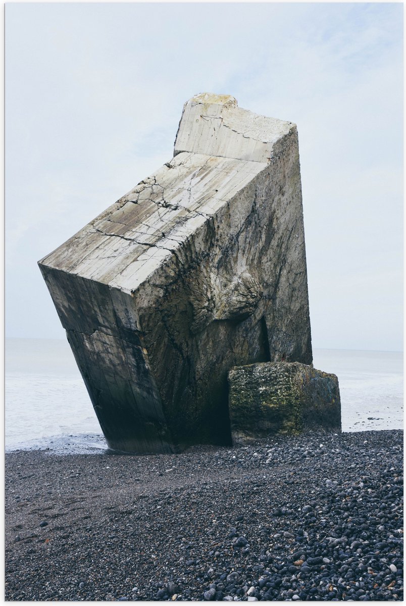 WallClassics - Poster (Mat) - Grote Hoekige Steen op Kiezestrand ...