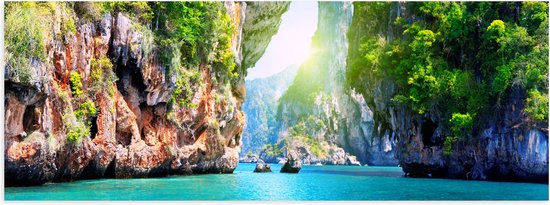 WallClassics - Poster (Mat) - Bergen en Rotsen in de Zee - 90x30 cm ...