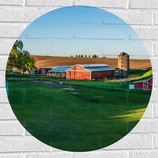 WallClassics - Muursticker Cirkel - Rode Boerderij met Grasveld - 70x70 ...