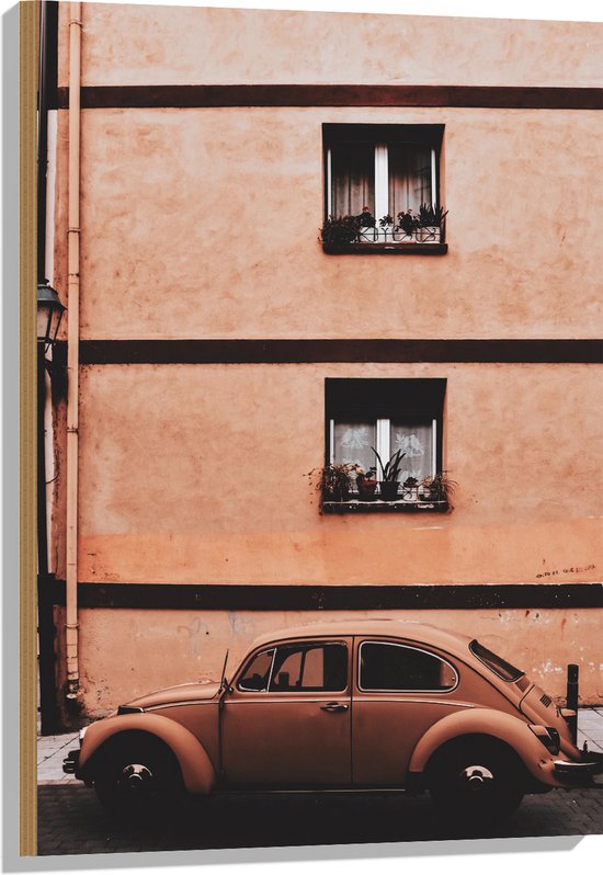 WallClassics - Hout - Oude Kever Auto bij Gebouw - 60x90 cm - 12 mm dik ...