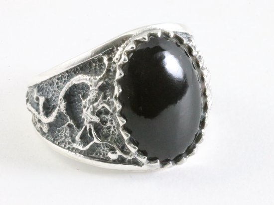 Zware bewerkte zilveren ring met onyx - maat 19 | bol