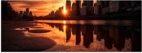 Poster (Mat) - Zon Verdwijnend tussen Wolkenkrabbers aan het Water ...