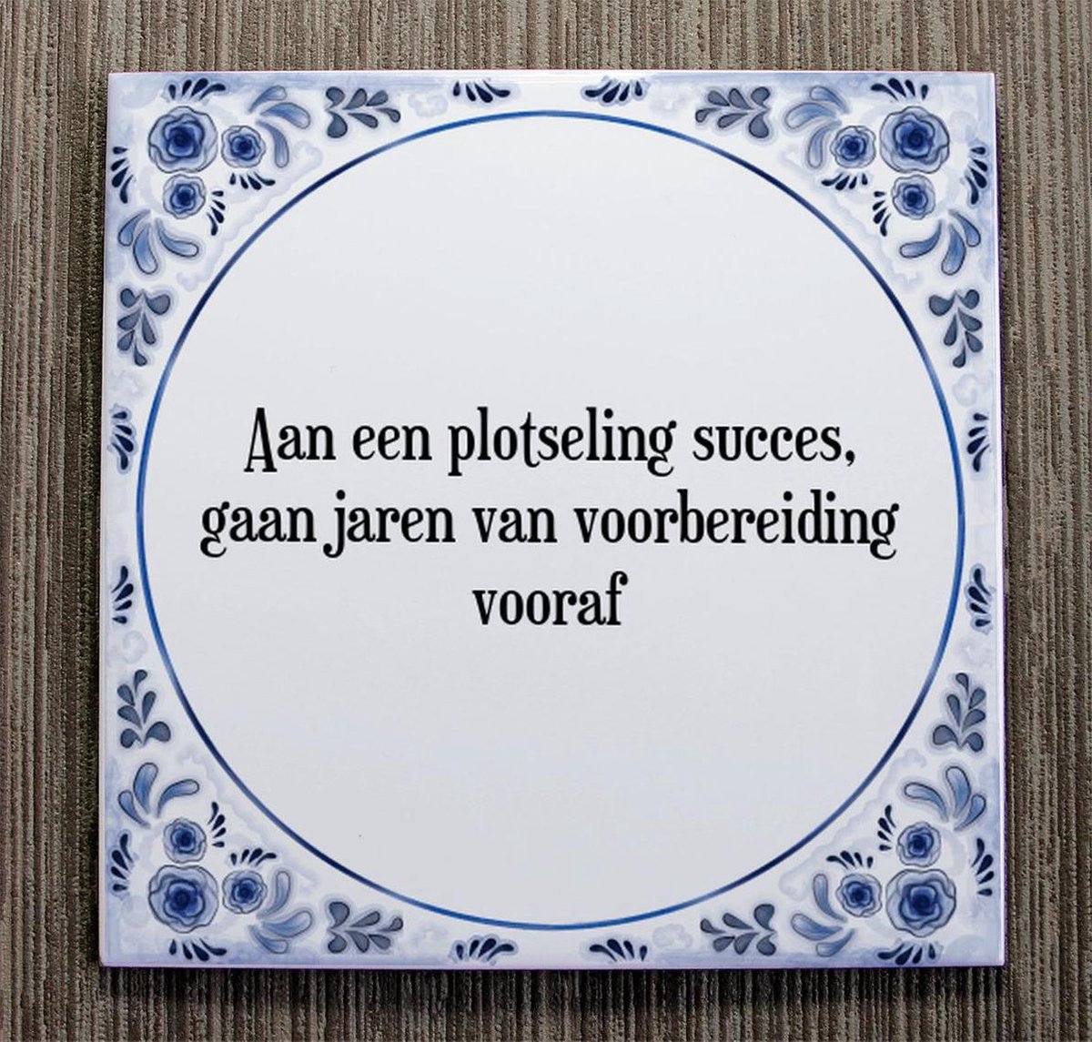Tegeltje met Spreuk (Tegeltjeswijsheid): Aan een plotseling succes, gaan jaren van... | bol.com