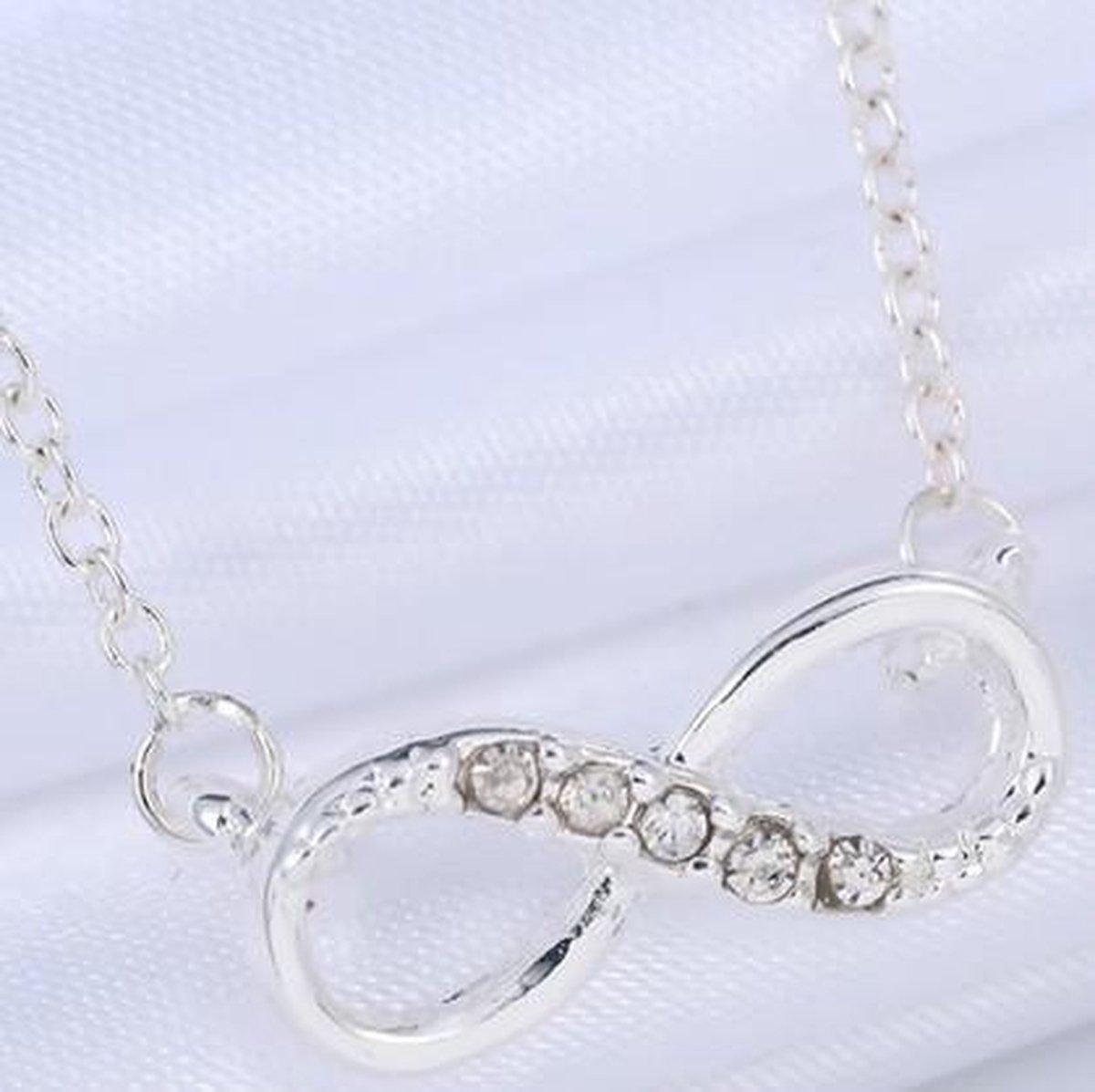 Ketting met oneindig liefdes symbool (infinity) zilverkleurig | bol