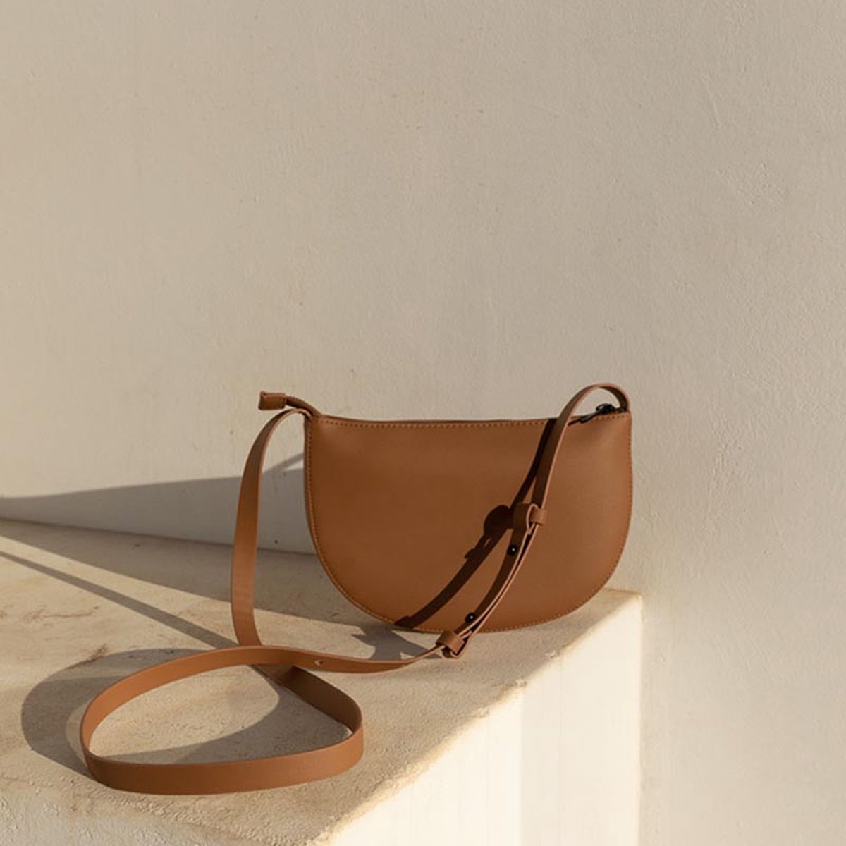 Monk & Anna Farou half moon bag | acorn | bol.com